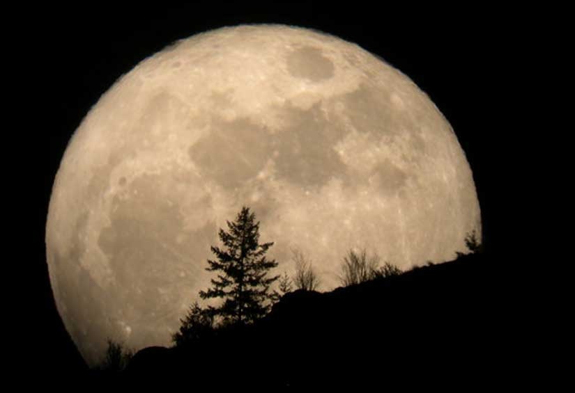 Eveniment astronomic: Sâmbătă noaptea putem admira „Super-Luna”